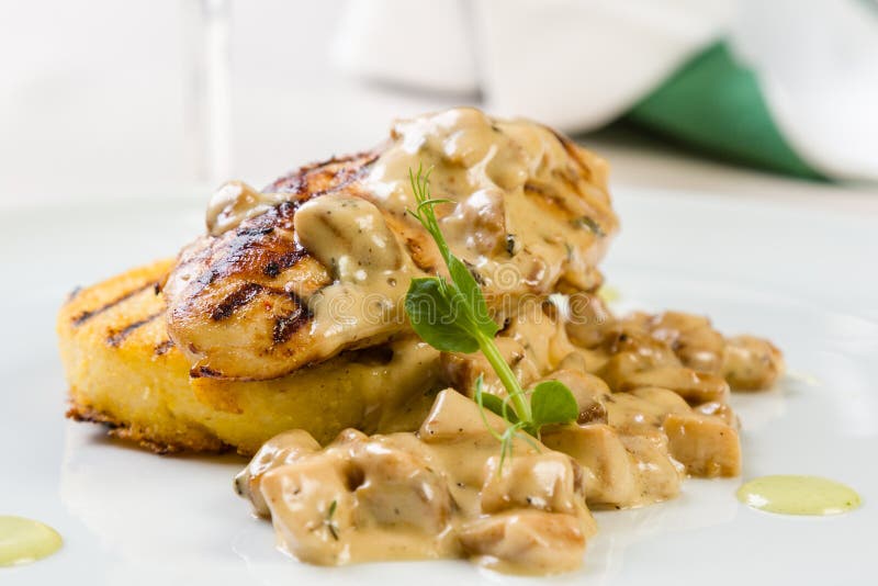 Pechuga De Pollo Con Polenta Asado a La Parrilla Foto de archivo ...