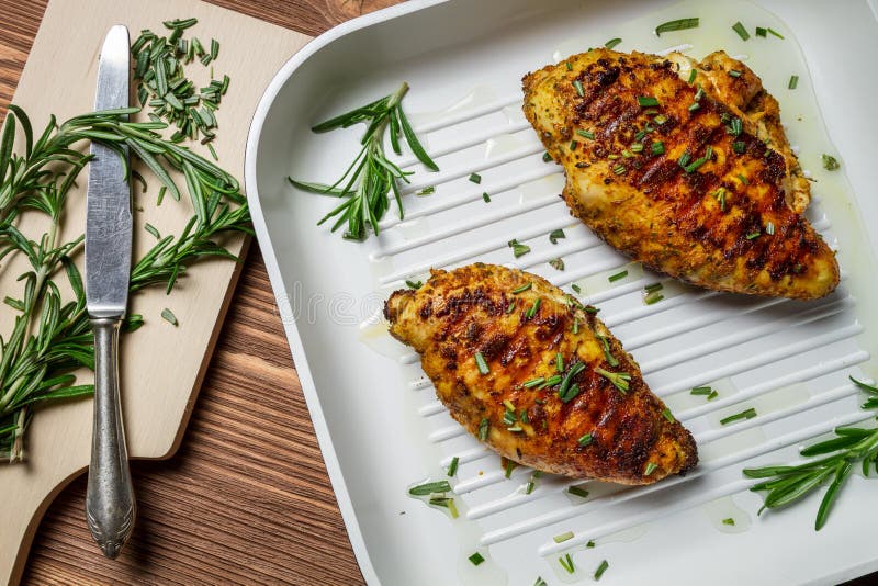 Pechuga De Pollo Frita Con Romero Foto de archivo - Imagen de corte ...