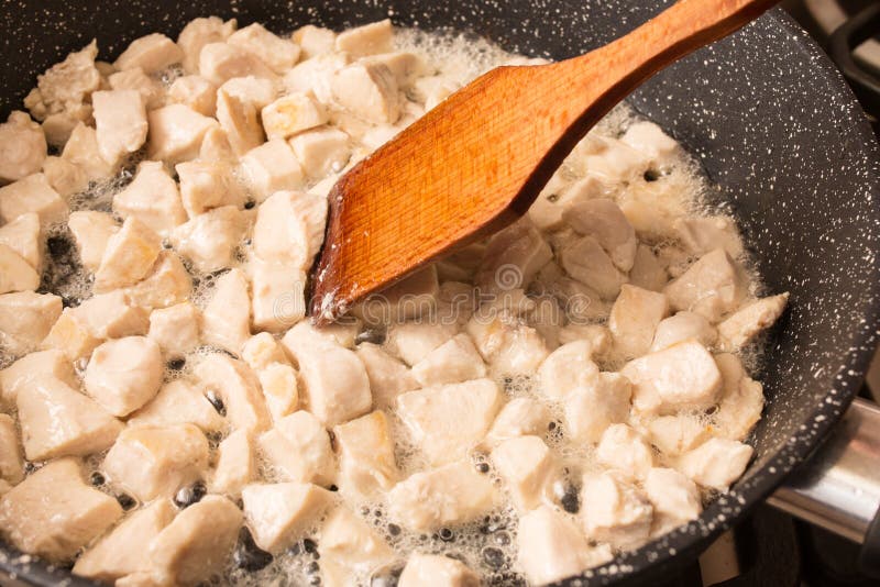 Pechuga De Pollo Frita En Aceite Foto de archivo - Imagen de pollo ...