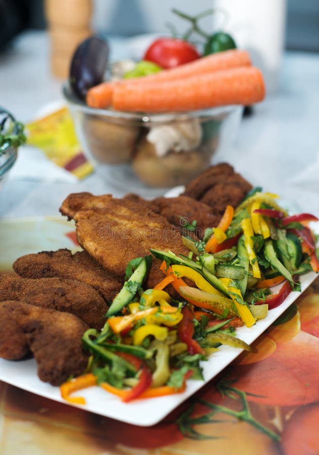 Pechuga De Pollo Frita En Migas De Pan Imagen de archivo - Imagen de ...