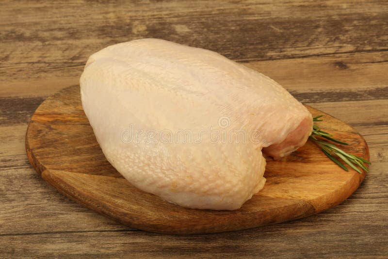 Pechuga Entera De Pollo Cruda Con Piel Foto de archivo - Imagen de ...