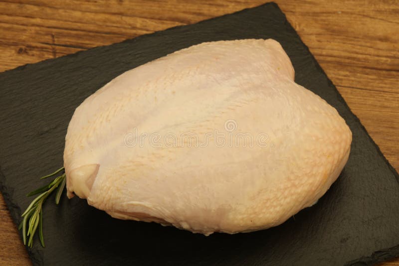 Pechuga Entera De Pollo Cruda Con Piel Imagen de archivo - Imagen de ...