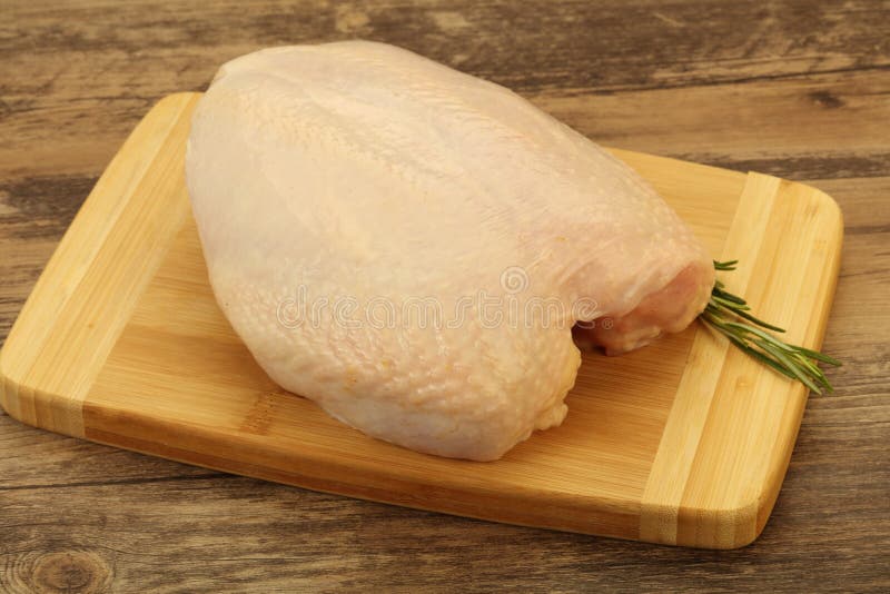 Pechuga Entera De Pollo Cruda Con Piel Imagen de archivo - Imagen de ...