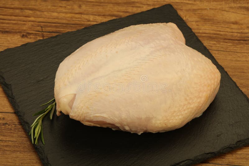 Pechuga Entera De Pollo Cruda Con Piel Foto de archivo - Imagen de ...
