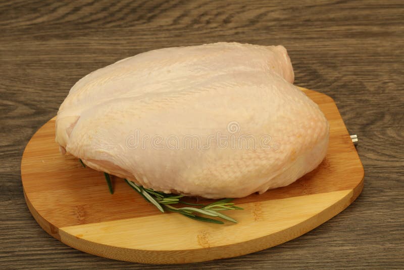 Pechuga Entera De Pollo Cruda Con Piel Foto de archivo - Imagen de ...