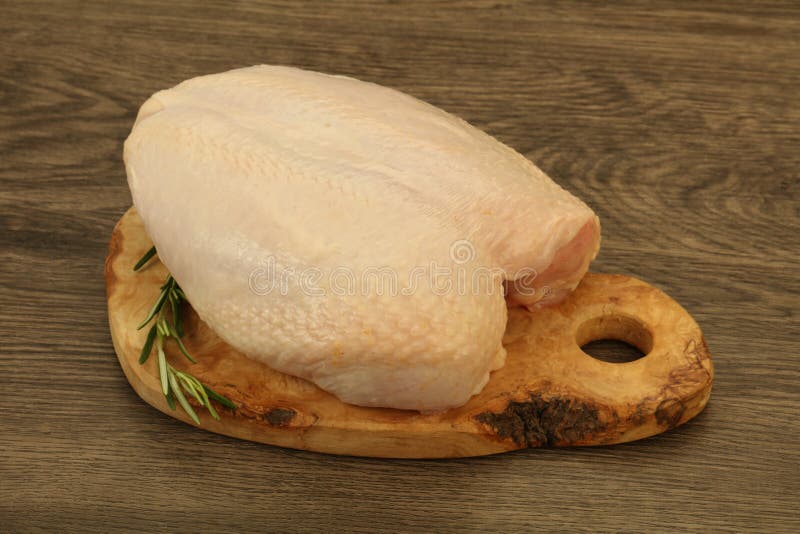 Pechuga Entera De Pollo Cruda Con Piel Foto de archivo - Imagen de ...