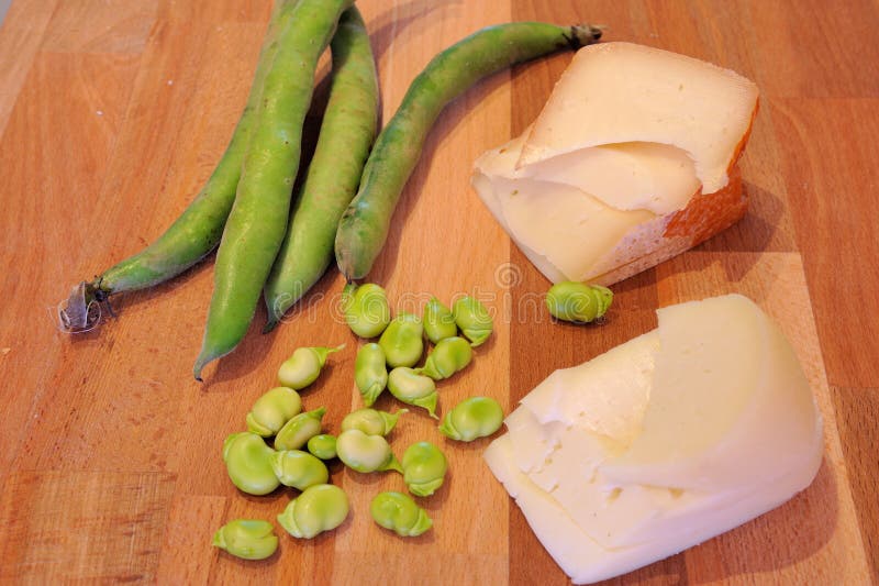 Pecorino mit fava Bohnen stockbild. Bild von gewachsen - 24721555