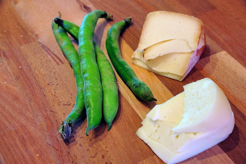 Pecorino mit fava Bohnen stockbild. Bild von köstlich - 24721573