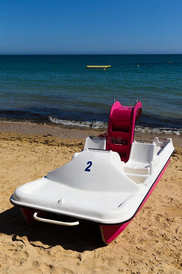 Pedalo sulla spiaggia immagine stock. Immagine di spiaggia - 10616397