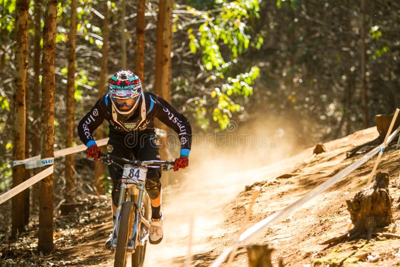 Pedalling op een vlakte redactionele stock afbeelding. Image of bergaf ...