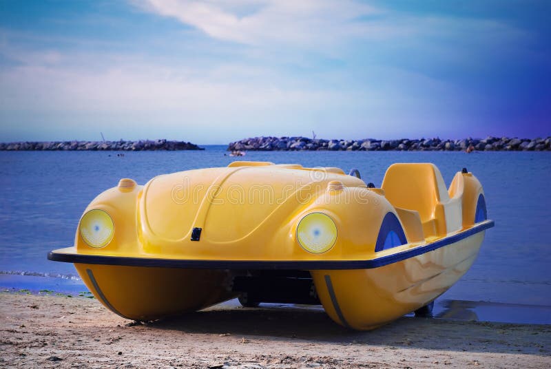Pedalo auf dem Strand stockbild. Bild von adria, meer - 10616397