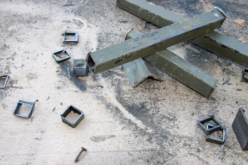 515 Pedazo De Metal En Piso Concreto Fotos de stock - Fotos libres de ...