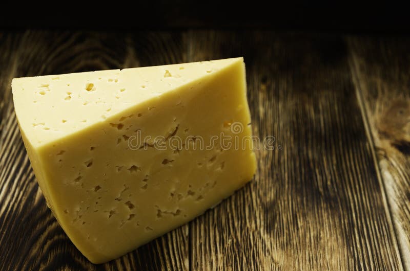 Queso Triangular En Tarjeta De Madera Foto de archivo - Imagen de queso ...