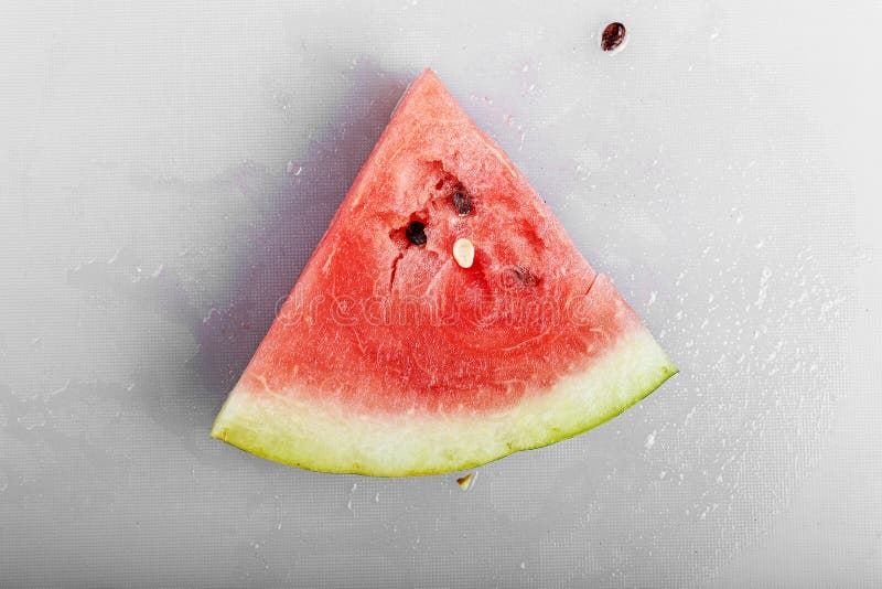 Rebanada Triangular De La Sola Sandía Aislada En El Fondo Blanco Foto ...
