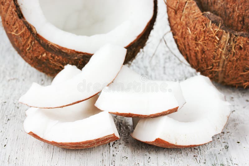 Pedazos de copra del coco imagen de archivo. Imagen de agrietado - 71739549