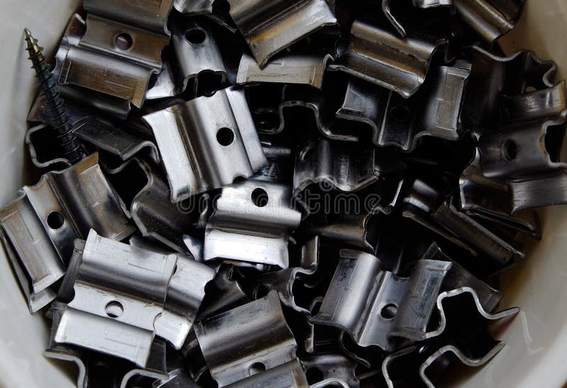 Corte Los Pedazos De Piezas De Metal En La Chapa Usando El Corte ...