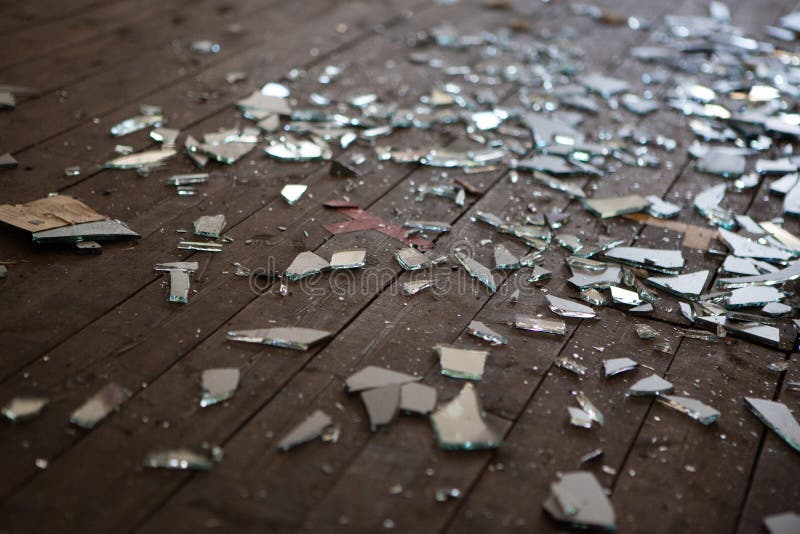 Vidrio roto imagen de archivo. Imagen de sostenido, destruido - 2186503