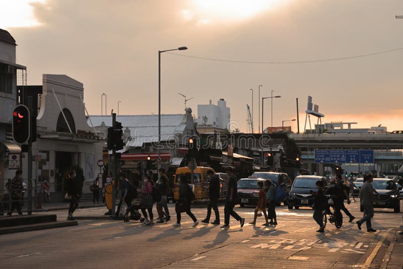 Pedestrians Crossing the Waterloo Road at the Sun Set , Hk 25 Oct 2021 ...