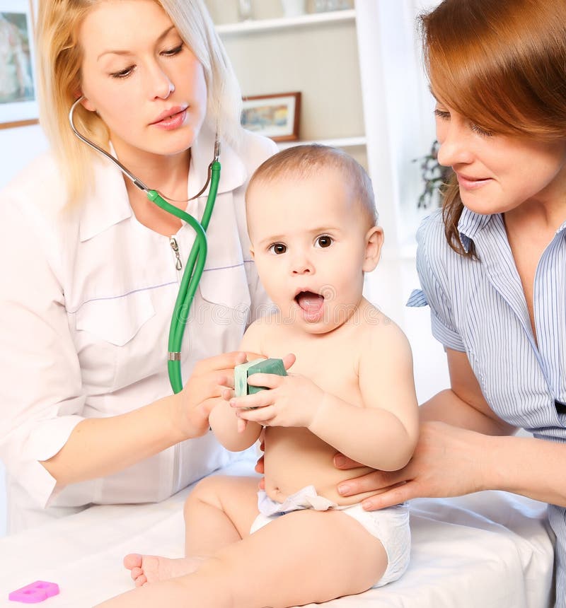 Pediatra E Bambino Di Doctror Fotografia Stock - Immagine di ...