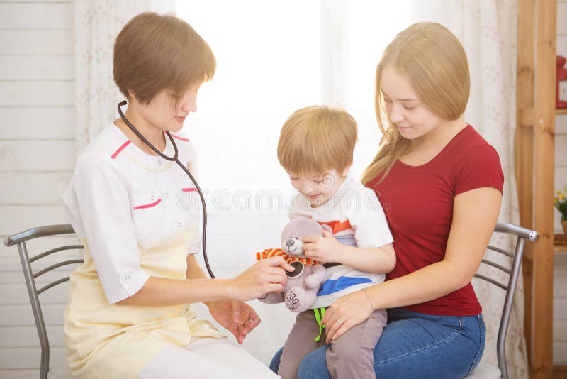 Pediatrist Examinate Young Patient& X27;s Lungs with Stethoscope Stock ...