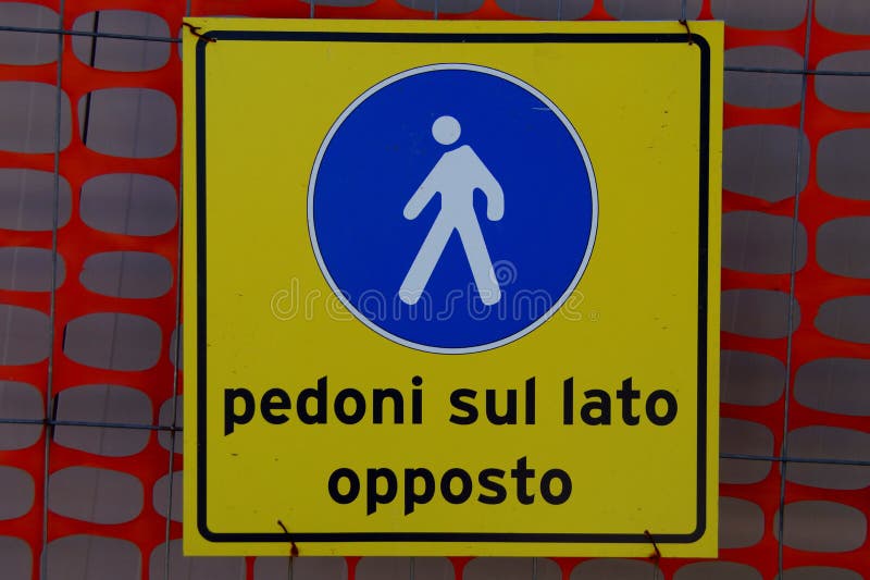 Pedoni In Una Città Italiana Che Camminano In Una Via Di Pietra ...