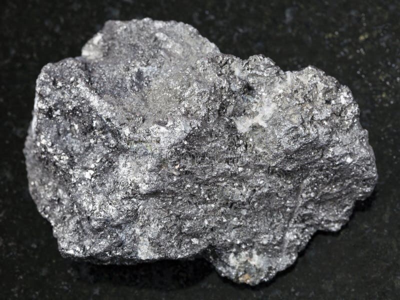 Pedra Crua Da Grafite No Fundo Escuro Foto de Stock - Imagem de pedra ...