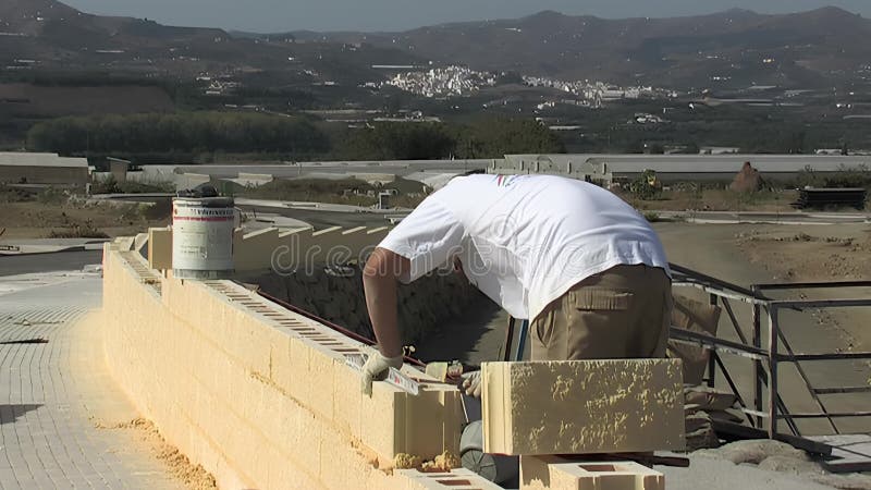 Pedreiros Que Fazem Uma Parede Industrial Exterior Video Estoque ... Pedreiros Que Fazem Uma Parede Industrial Exterior Video Estoque ...