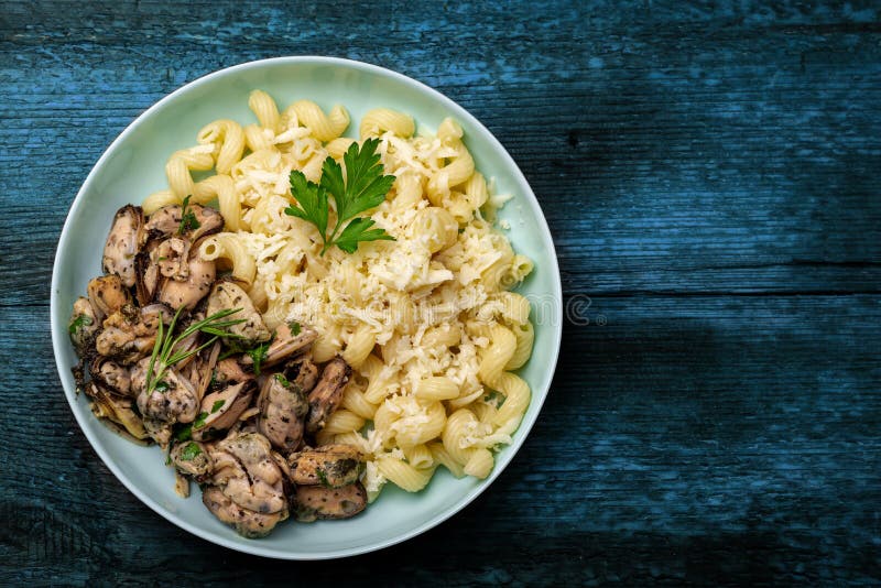 Chinese Cooked Half Shell Green Mussels Stock Photos - Free & Royalty ...