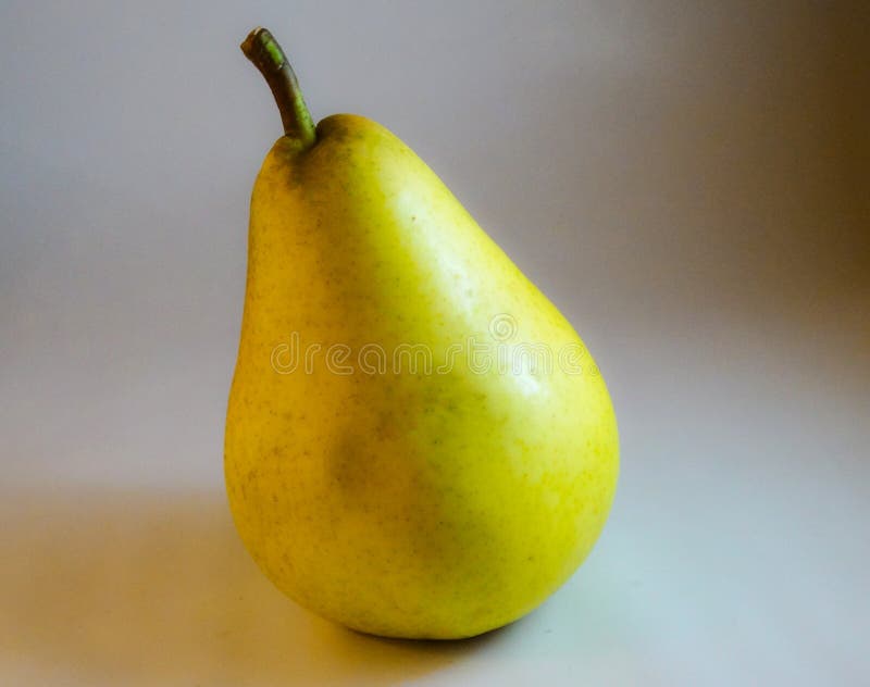 Peer Peer Op Witte Achtergrond Yelowpeer Kruska Stock Afbeelding ...