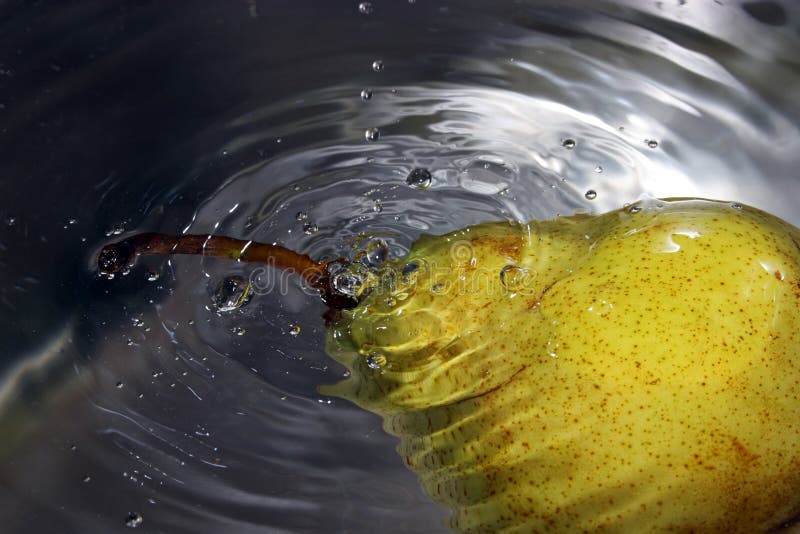 Peer in water stock foto. Image of transparant, vrucht - 59878564