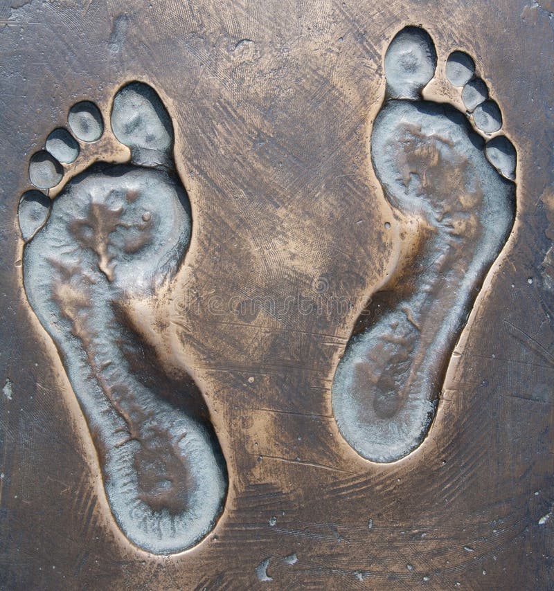 Pegadas humanas no bronze. imagem de stock. Imagem de etapa - 34197115