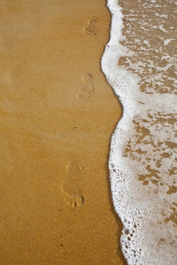 Pegadas na areia foto de stock. Imagem de ajuste, momento - 15834262
