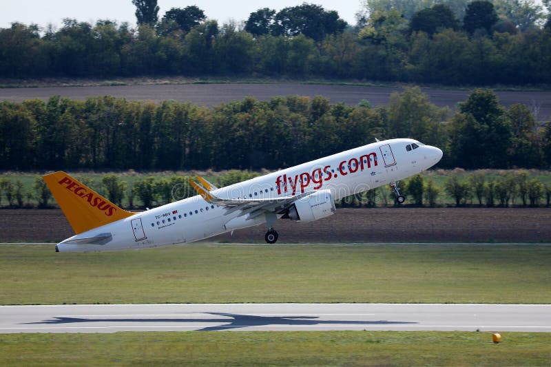 Pegasus Flygbuss Som Tar Av Från Flygplats Redaktionell Arkivbild ...