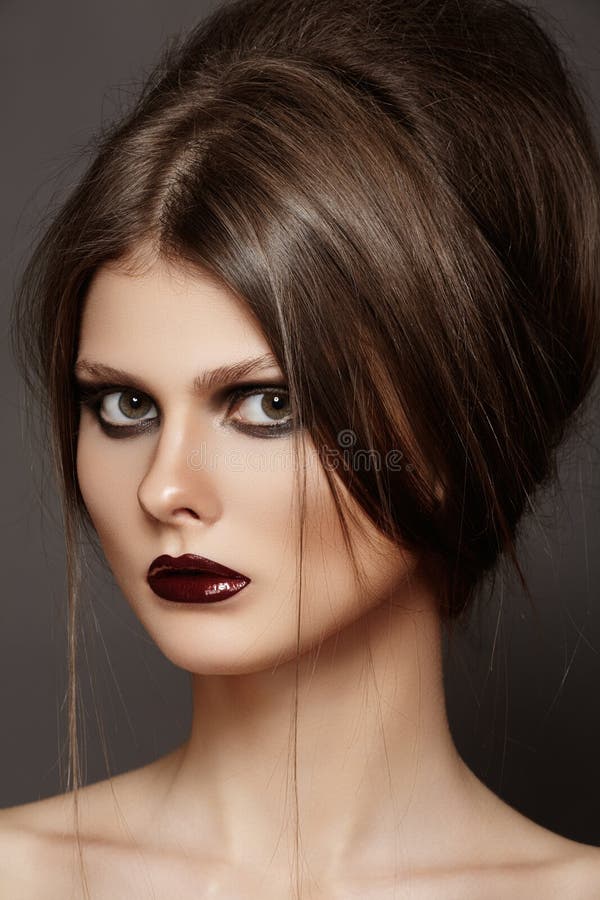 Peinado Moderno En El Modelo De Lujo Maquillaje De La Manera Imagen De Archivo Imagen De