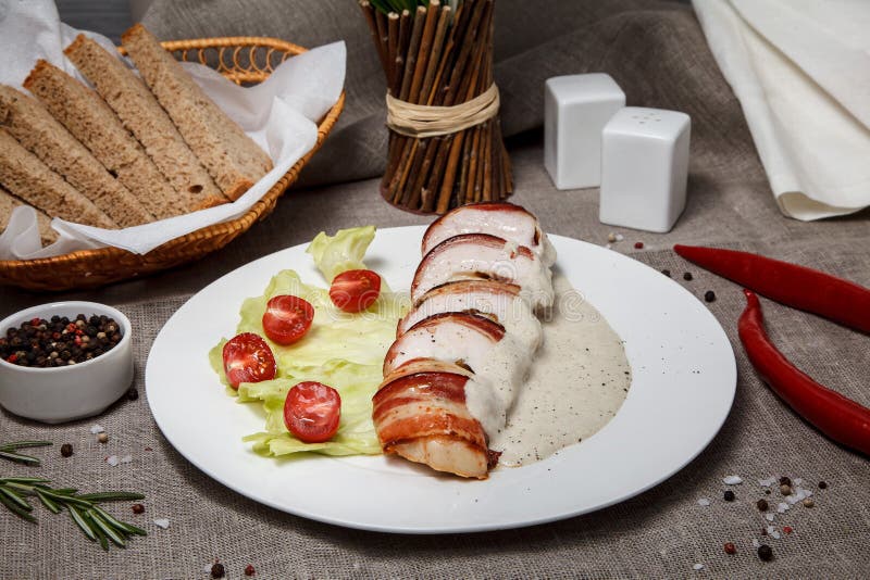 Peito De Frango Com Pera, Queijo, Bacon E Cogumelos Com Creme Foto de ...