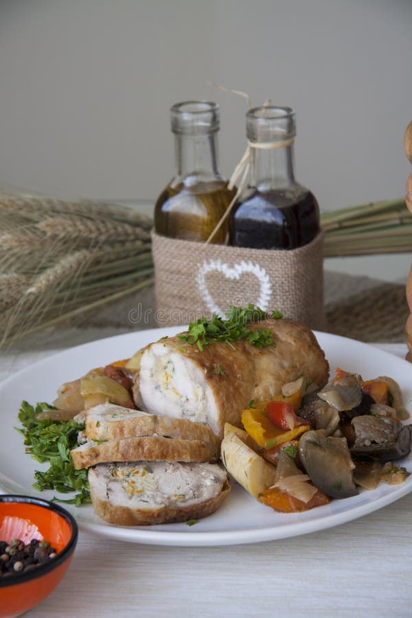 Peito De Frango Cortado E Vegetais Stiffed Com Salsa Foto de Stock ...