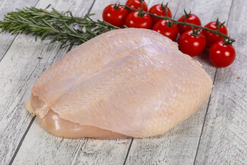Peito De Frango Cru Com Pele Foto de Stock - Imagem de especiarias ...