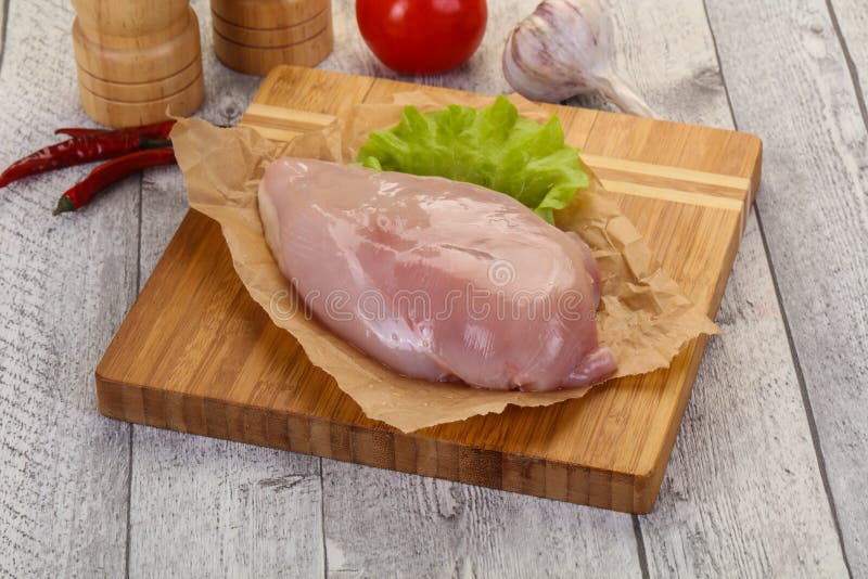 Peito de frango cru foto de stock. Imagem de faixas - 167416748
