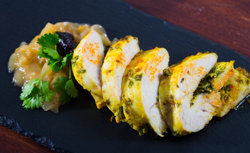 Peito De Peru Frito Servido Com Cebolas E Ameixas Caramelizadas Foto de ...