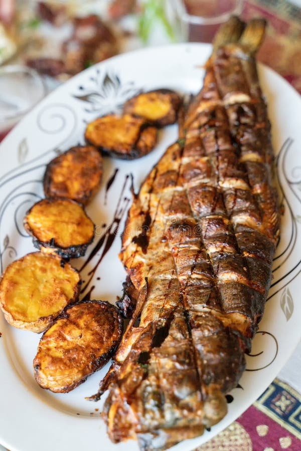 Peixe E Batatas Cozidas Em Tradicionais Castanhas-do-sul E Castanhas-do ...