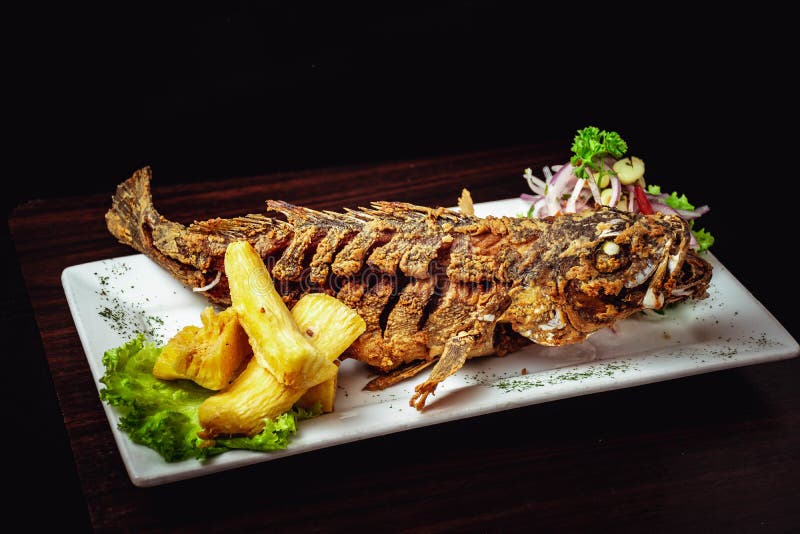 Peixe Frito Inteiro Servido Com Iucca E Salada Vegetal Foto de Stock ...
