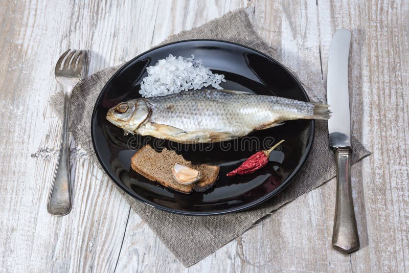 Peixe Seco - Barata Em Uma Placa Preta Imagem de Stock - Imagem de ...