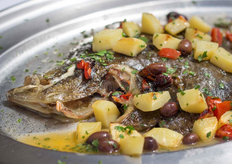Peixes Cozidos Da Solha Com Batatas, Azeitonas E Tomates Imagem de ...