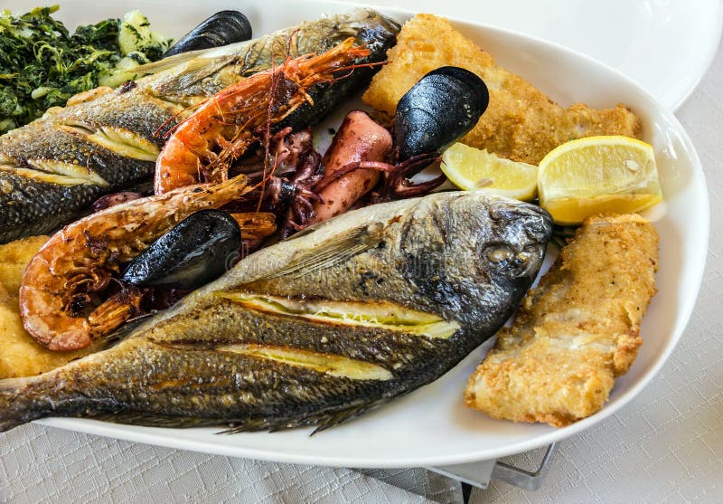 Peixes E Mistura De Alimento De Mar Na Placa Foto de Stock - Imagem de ...