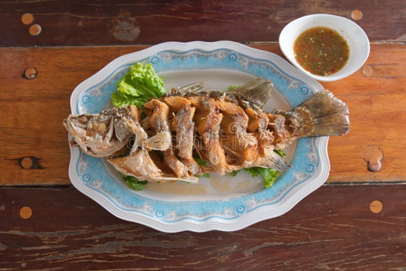 Peixes Fritados Com Molho De Peixes Imagem de Stock - Imagem de ...