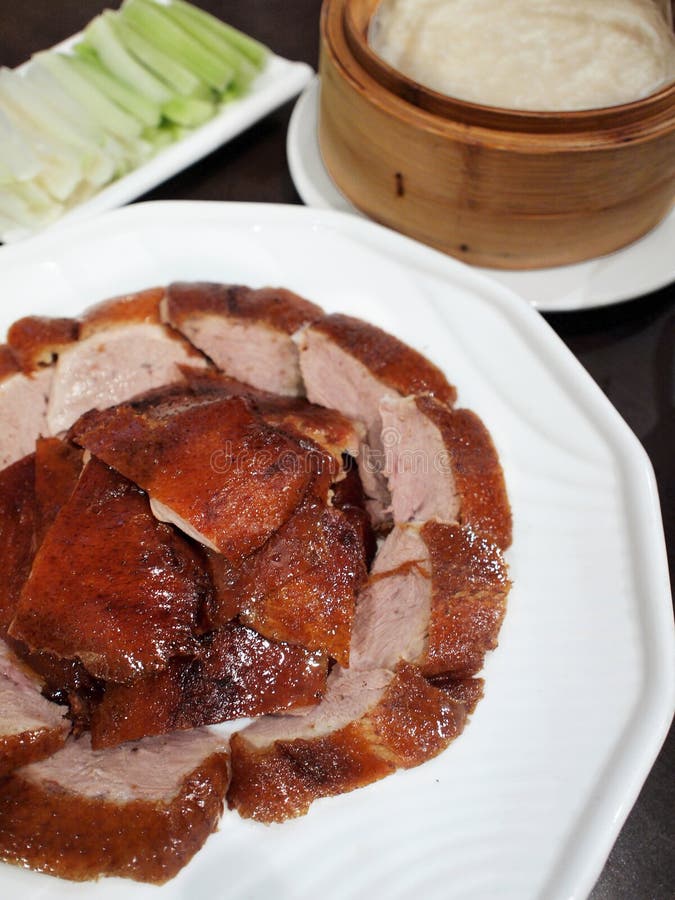 Peking-Ente Wird am Tisch Des Restaurant ` Peking-Ente ` in Shanghai ...