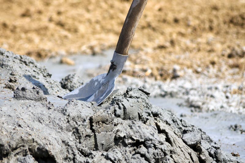 Pelle Dans La Pile Du Compost Photo stock - Image du matériel, modifié ...