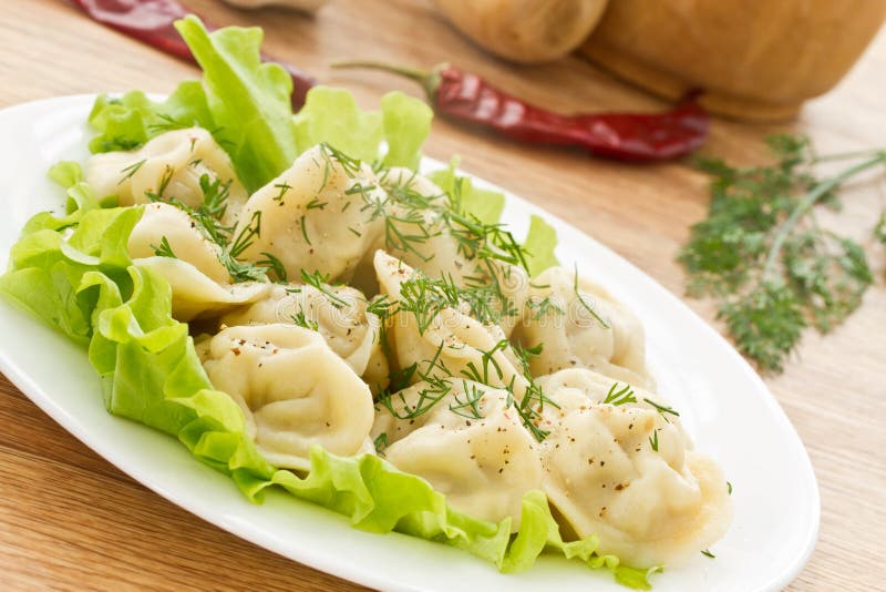 Carne Pelmeni Rusa Verduras En Un Plato Negro Cocina Tradicional Rusa ...