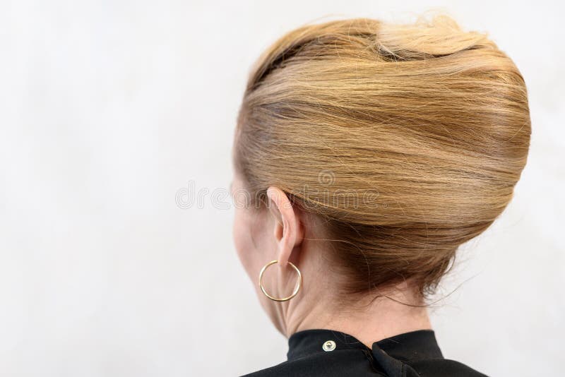 Pelo atado en un bollo foto de archivo. Imagen de encantador - 106169348