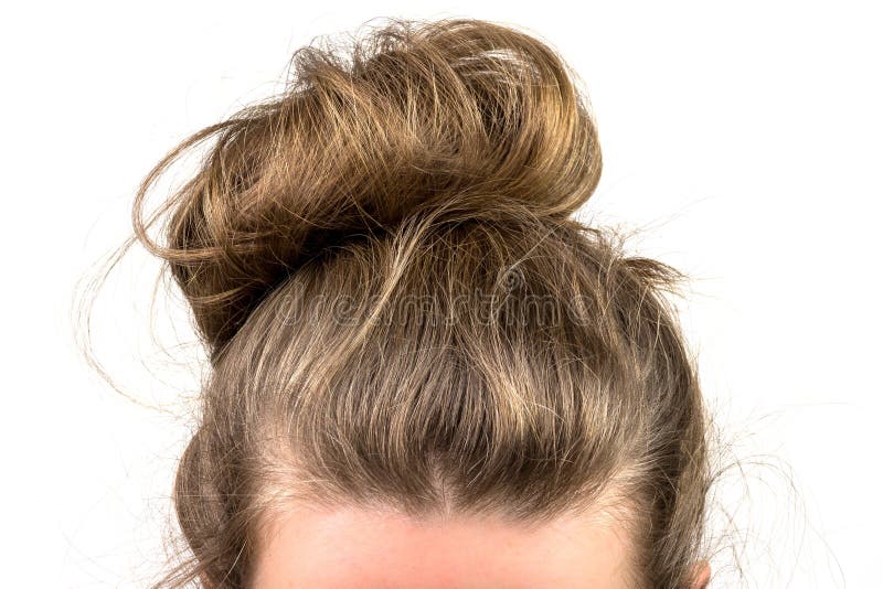 Pelo atado en un bollo imagen de archivo. Imagen de hembra - 141442663
